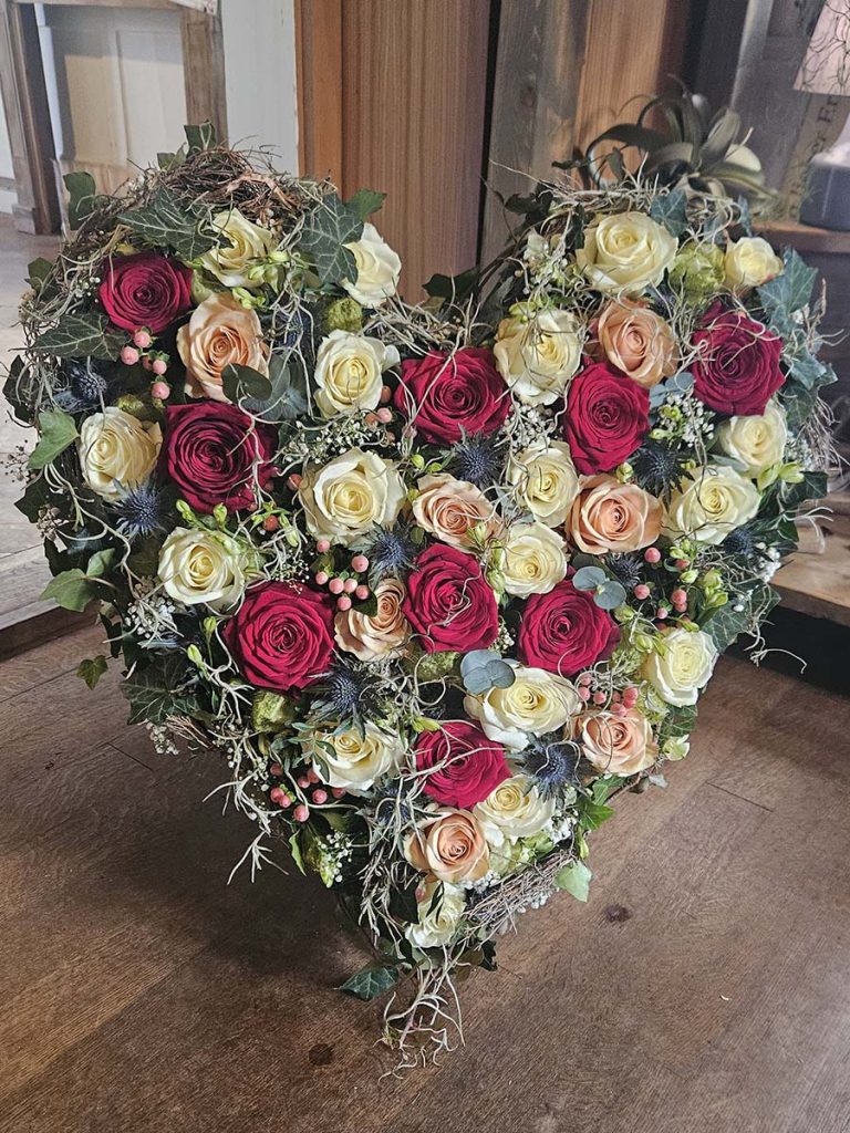 Blumenherz & Rosenherz zur Beerdigung – Trauerherzen mit Schleife